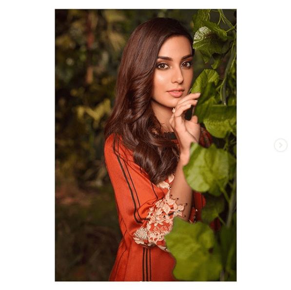 Iqra Aziz looks graceful and classy in recent photos