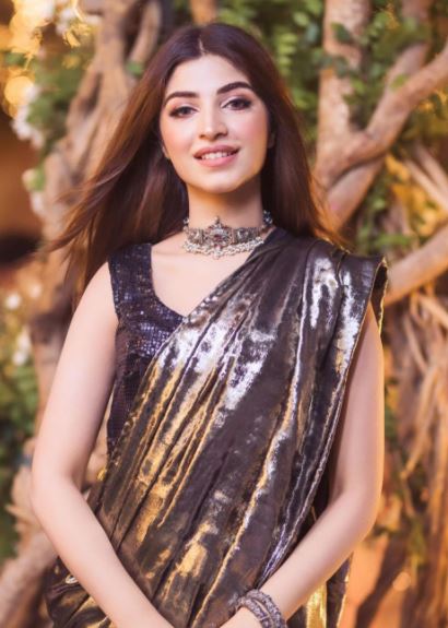 Kinza Hashmi is epitome of elegance in this stunning saree; see photos