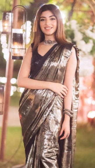 Kinza Hashmi is epitome of elegance in this stunning saree; see photos