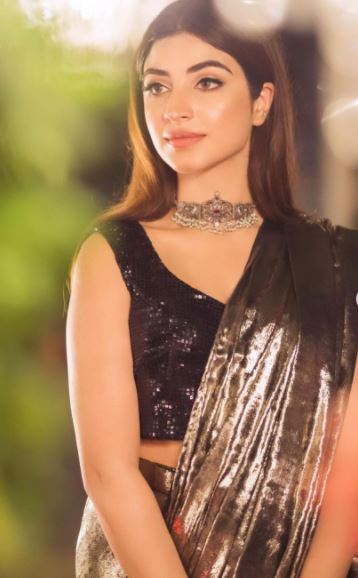 Kinza Hashmi is epitome of elegance in this stunning saree; see photos