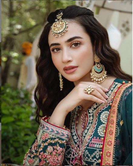 Sana Javed looks breathtaking in new alluring photo