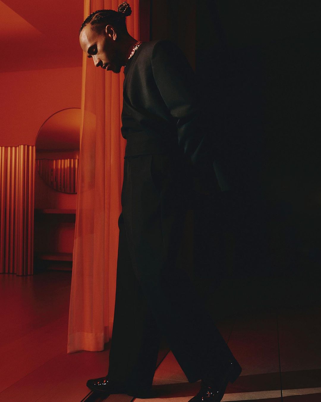 Lewis Hamilton showing off his awesome poses, see pics