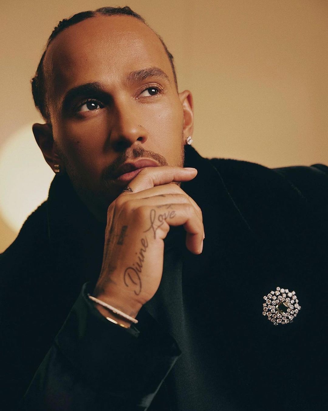 Lewis Hamilton showing off his awesome poses, see pics