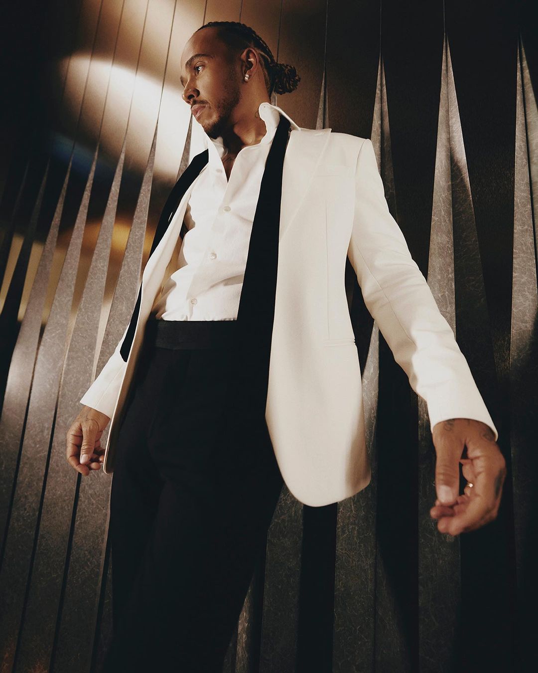 Lewis Hamilton showing off his awesome poses, see pics