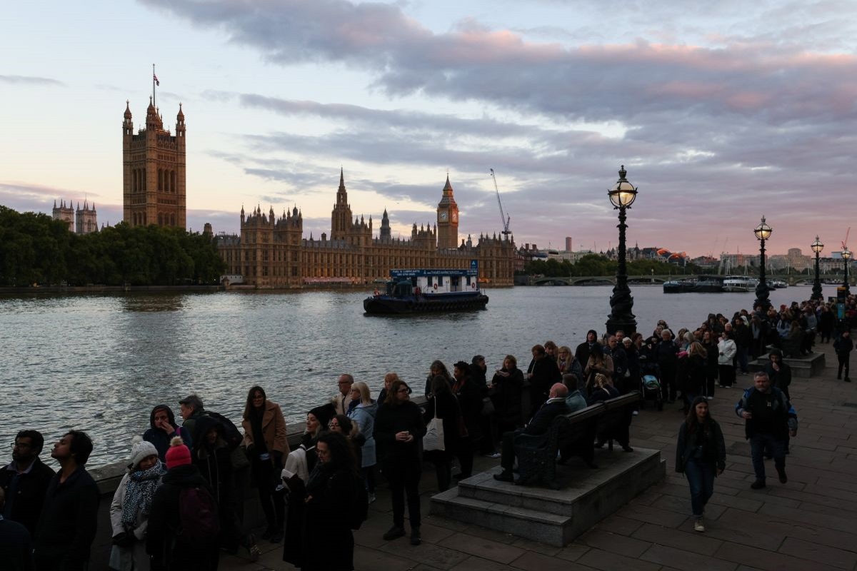 Queue to see Queen Elizabeth in state temporarily closed