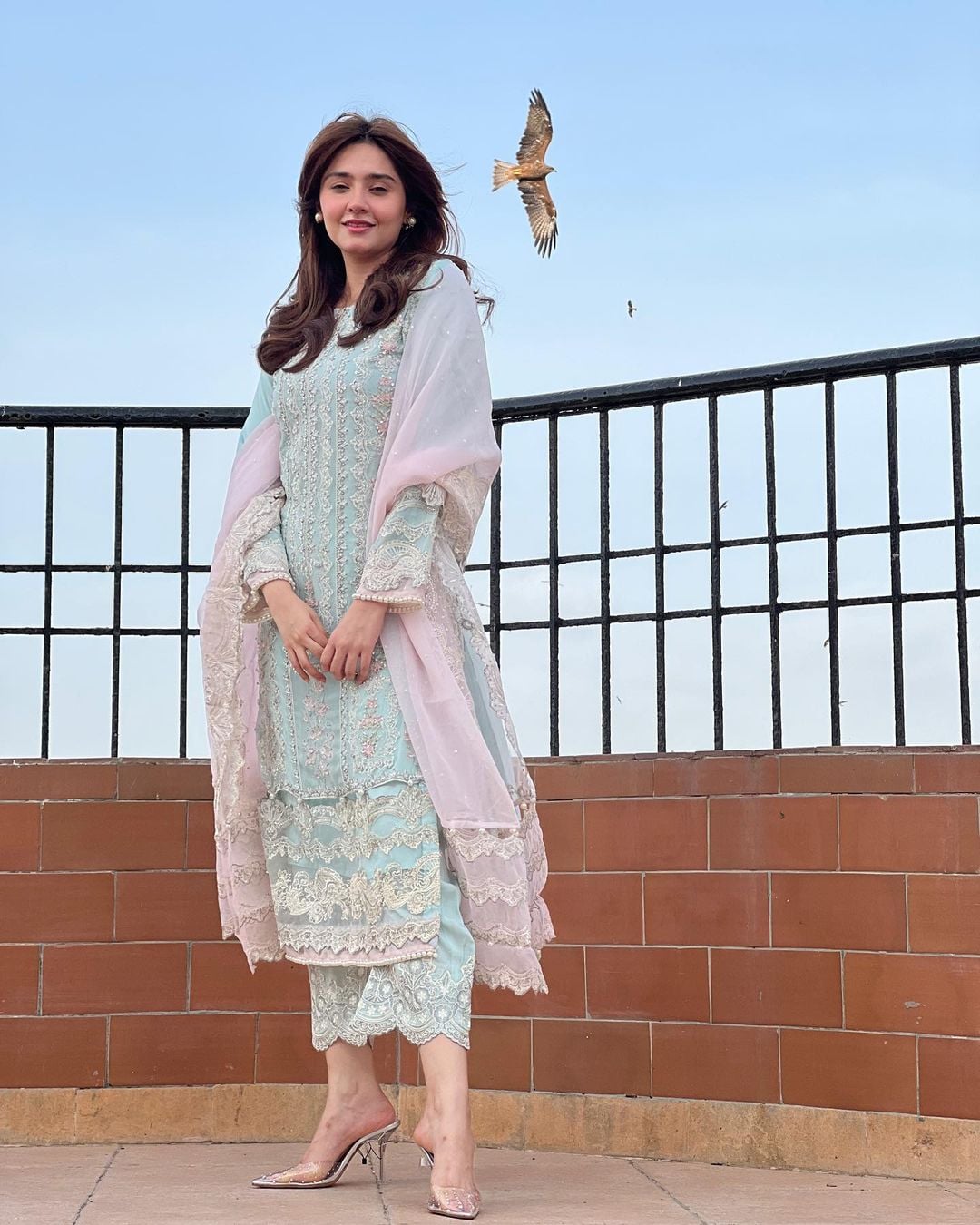 Durefishan Saleem looks fabulous in beautiful outfit; See Photos