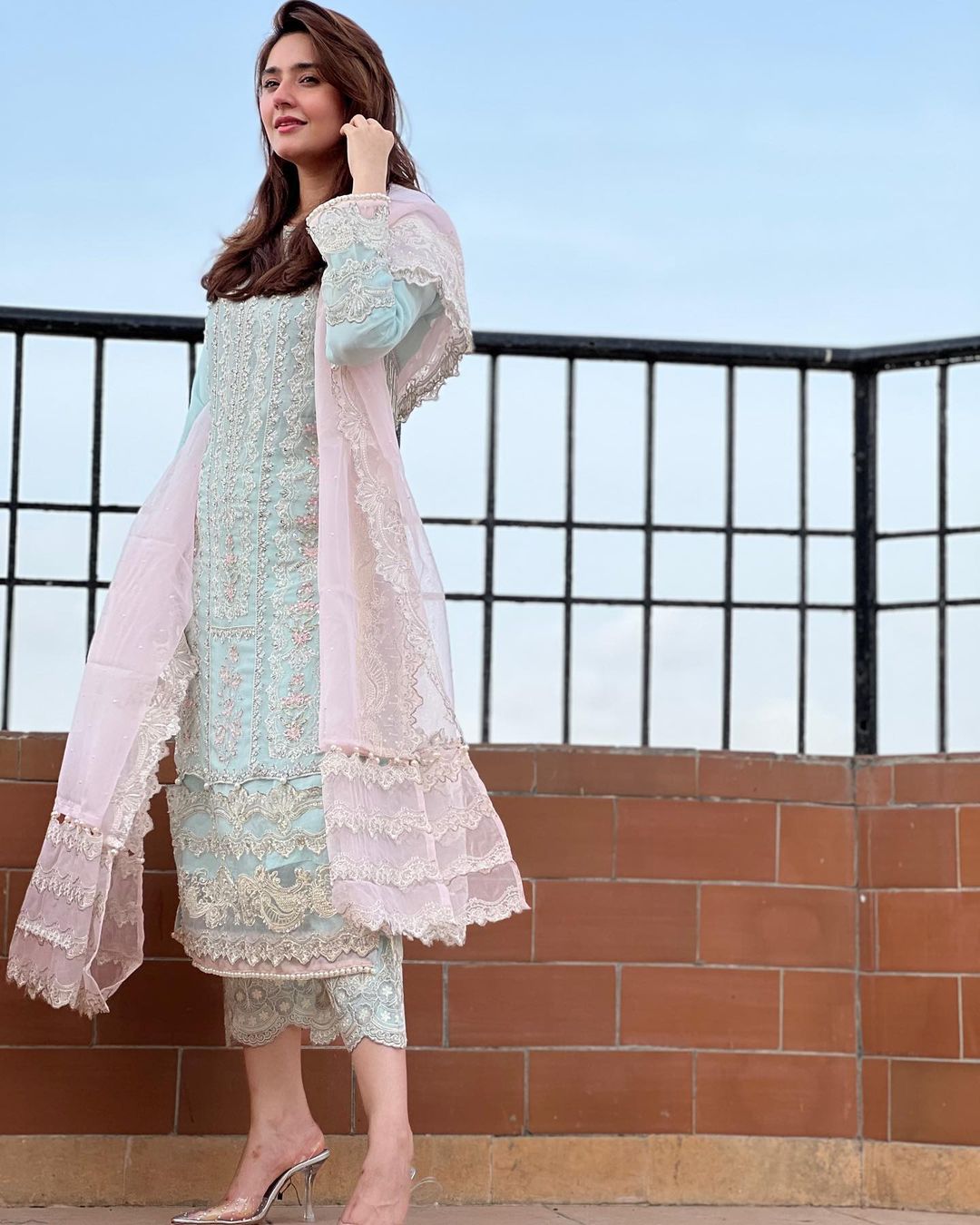 Durefishan Saleem looks fabulous in beautiful outfit; See Photos