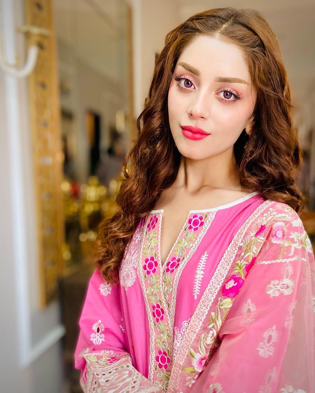 Alizeh Shah looks gorgeous in new alluring photos - BOL News