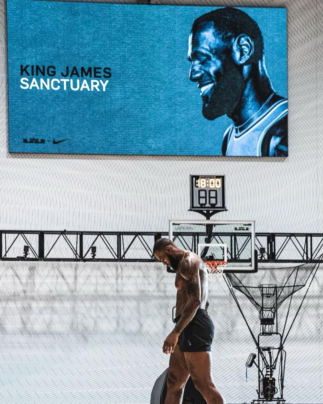 LeBron James looking in great shape, see pics