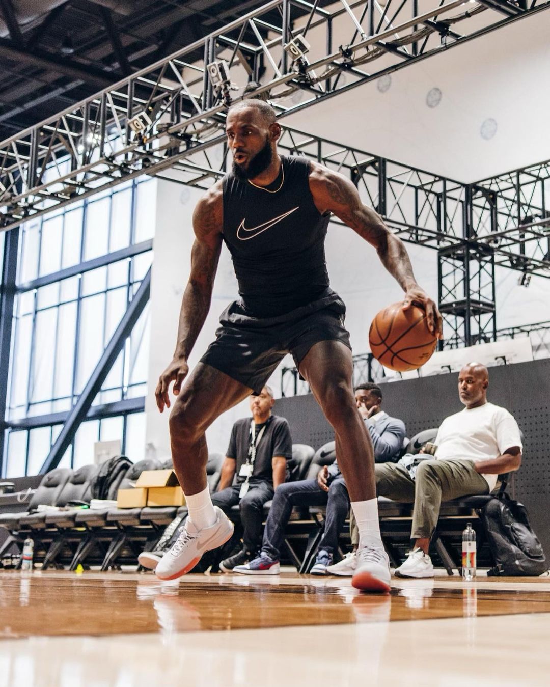 LeBron James looking in great shape, see pics