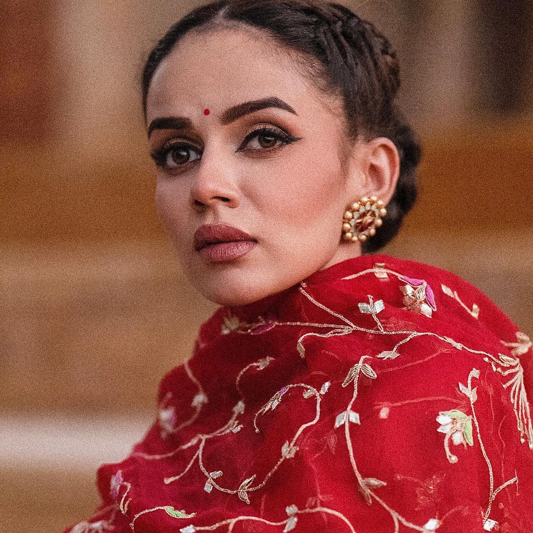 Komal Pandey glamorous look in the Red Bridal lehenga, Photos