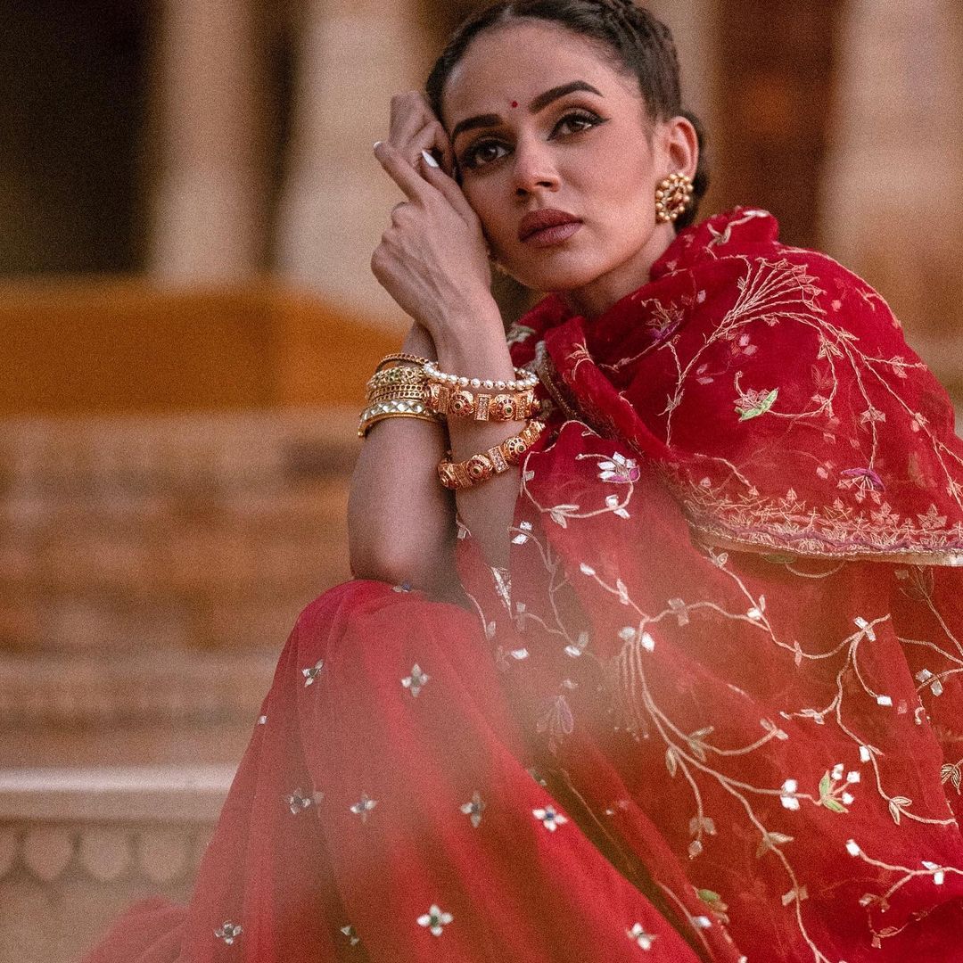 Komal Pandey glamorous look in the Red Bridal lehenga, Photos