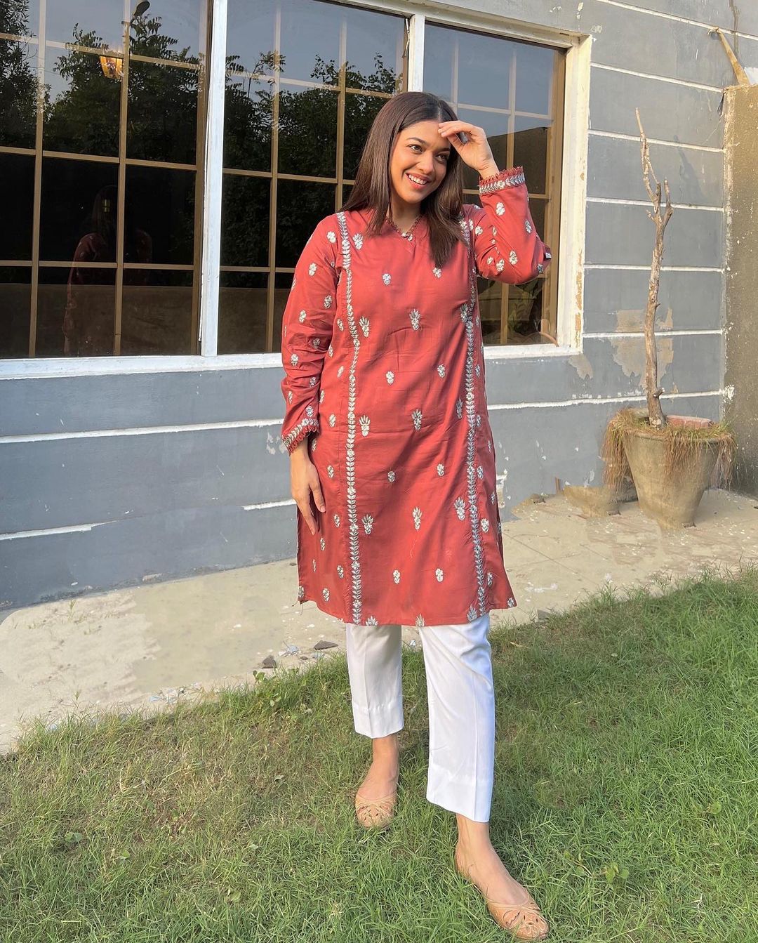 Sanam Jung looks fabulous in beautiful outfit