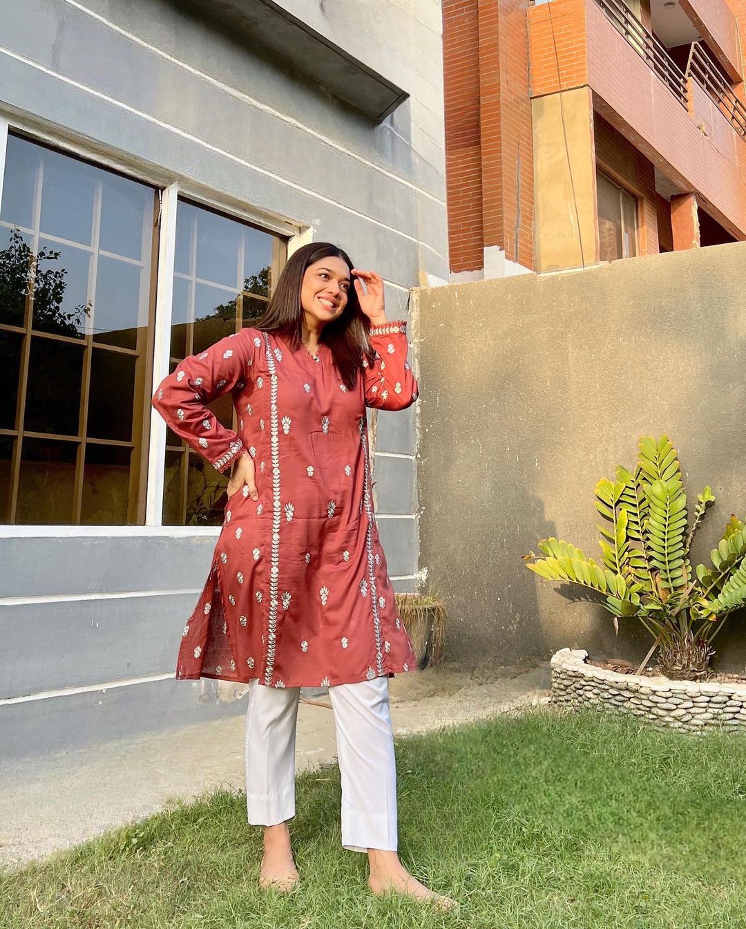 Sanam Jung looks fabulous in beautiful outfit