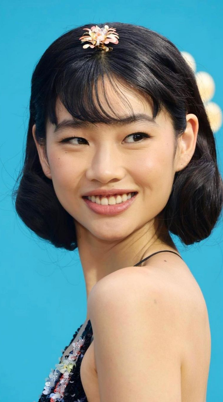 Jung Ho-yeon dresses stylishly for the red carpet