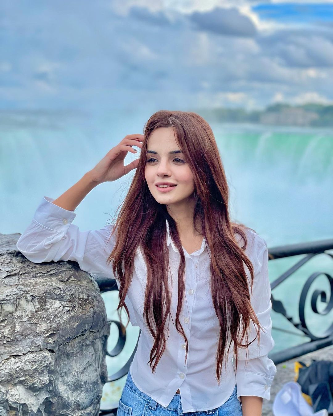 Komal Meer treats fans with gorgeous photos from Canada - BOL News