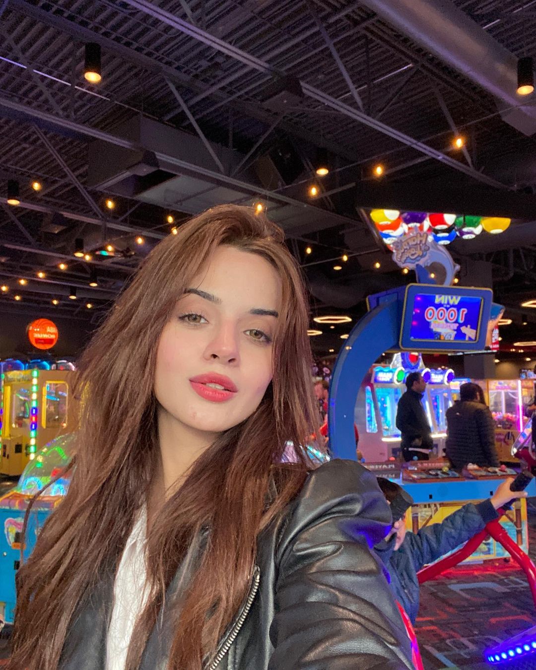 Komal Meer treats fans with gorgeous photos from Canada - BOL News