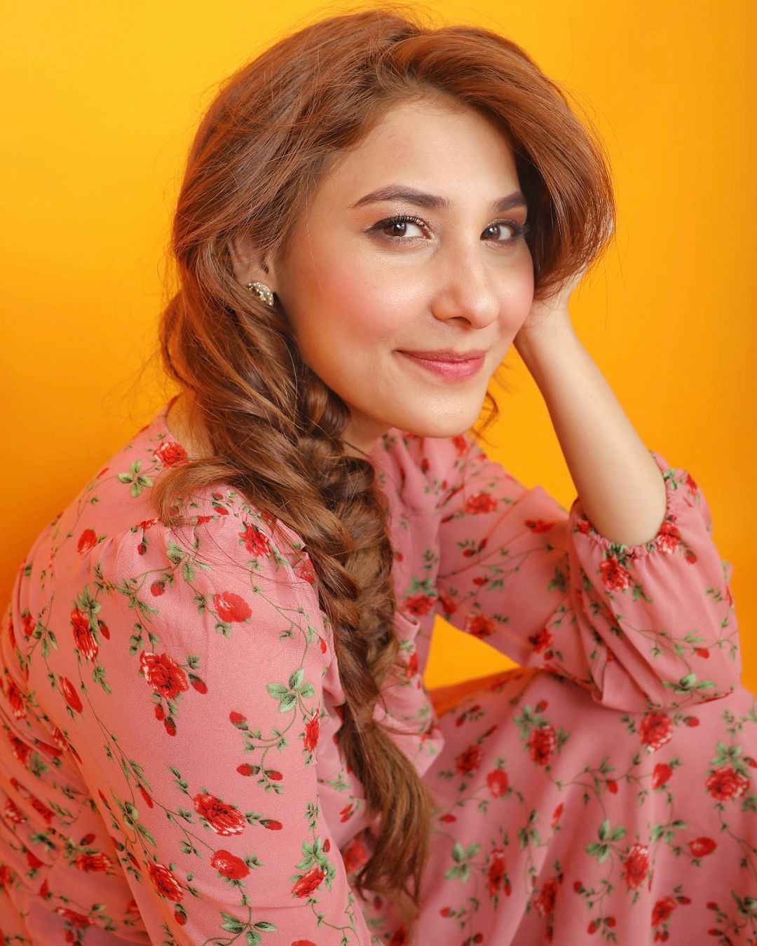 Hina Altaf leaves fans stunned with alluring pictures