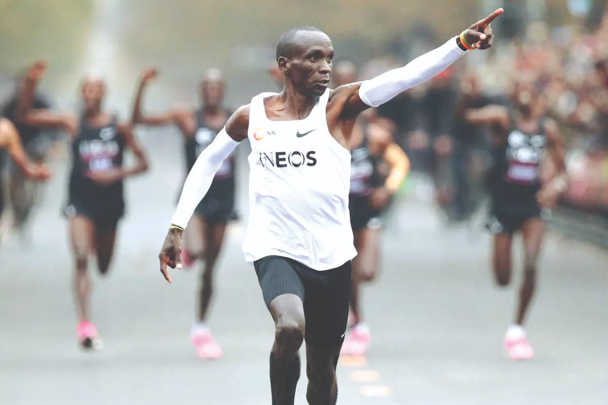 Kenyan marathon great smashes own world record
