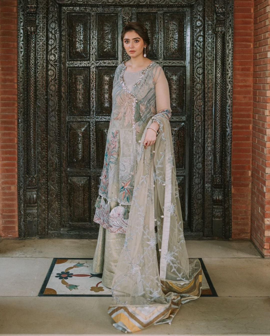 Durefishan Saleem looks pretty in new alluring photos