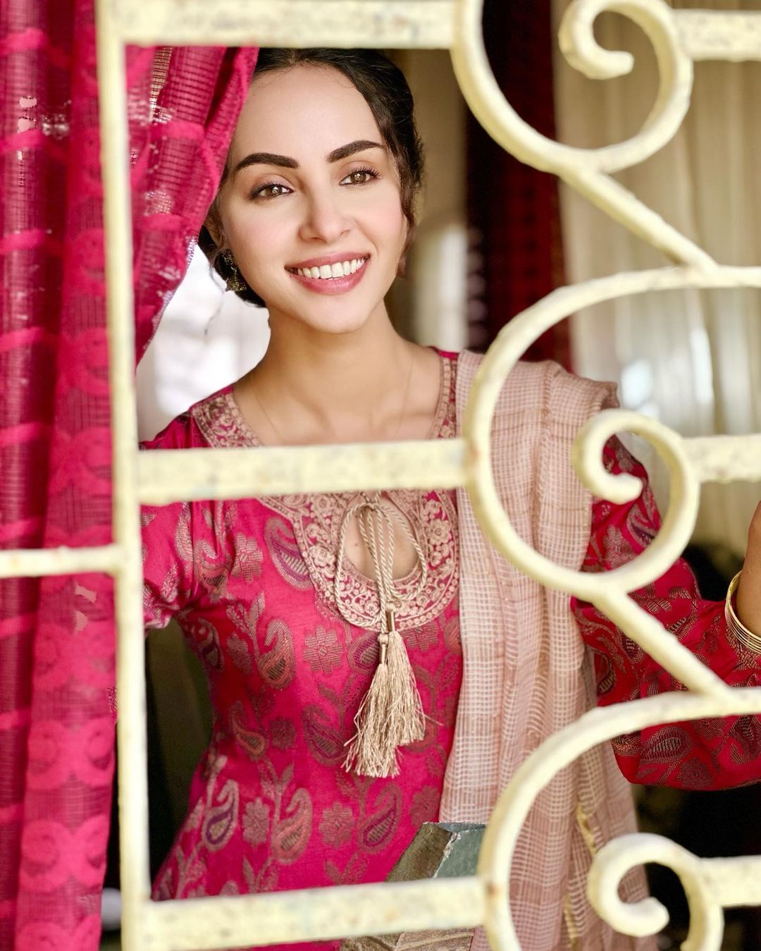 Nimra Khan looks charming in colourful outfit