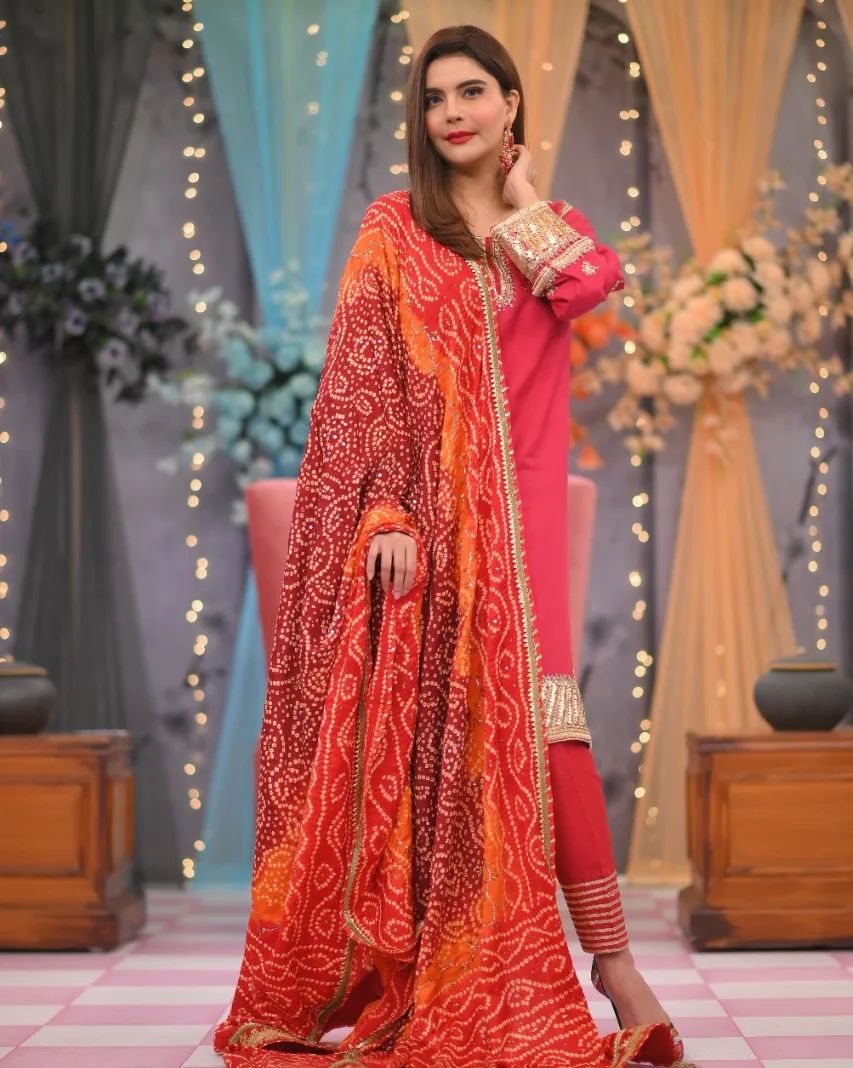 Nida Yasir leaves fans spellbound with new photos