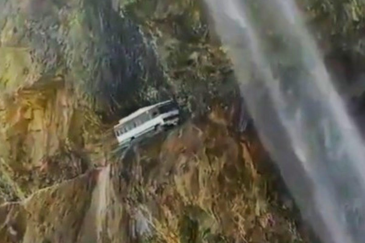 Bus passes through narrow mountain road: viral video