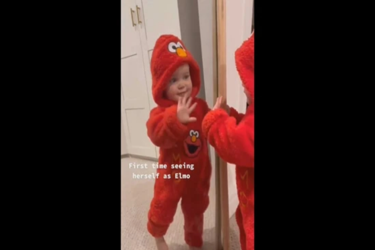 This baby recognizes herself in the mirror and the moment is priceless