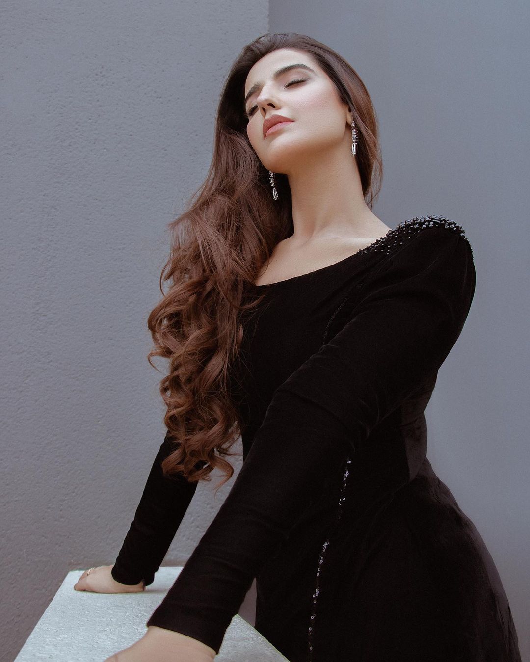 Hareem Farooq looks stunning in black outfit