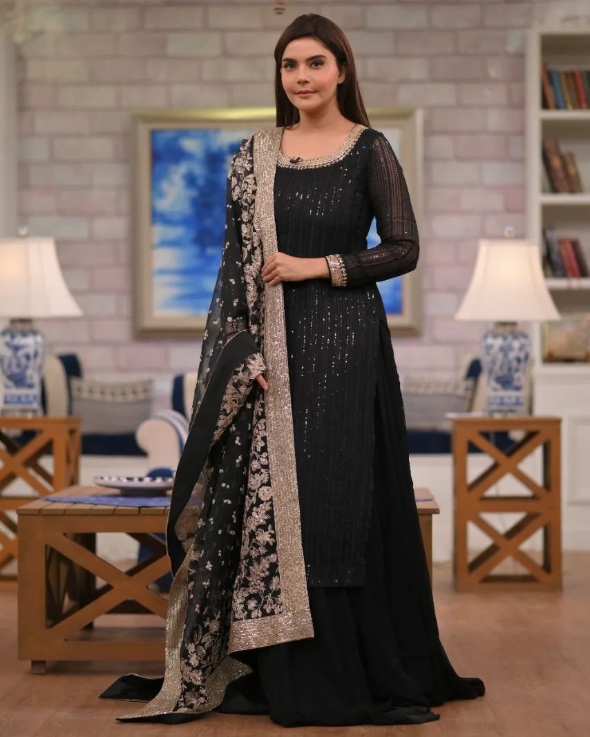 Nida Yasir looks stunning in black outfit