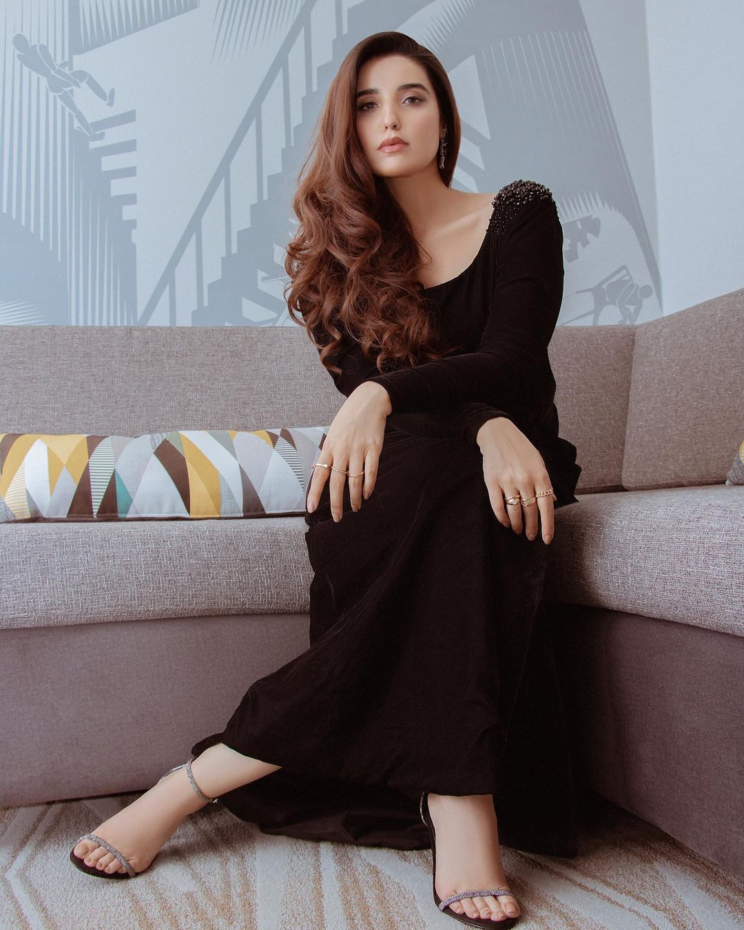 Hareem Farooq looks stunning in black outfit