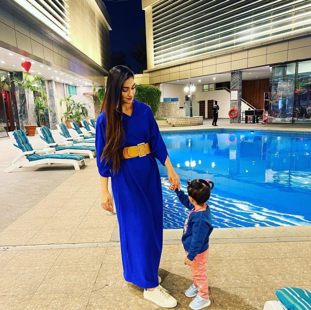 Hassan Ali latest photos with wife and daughter