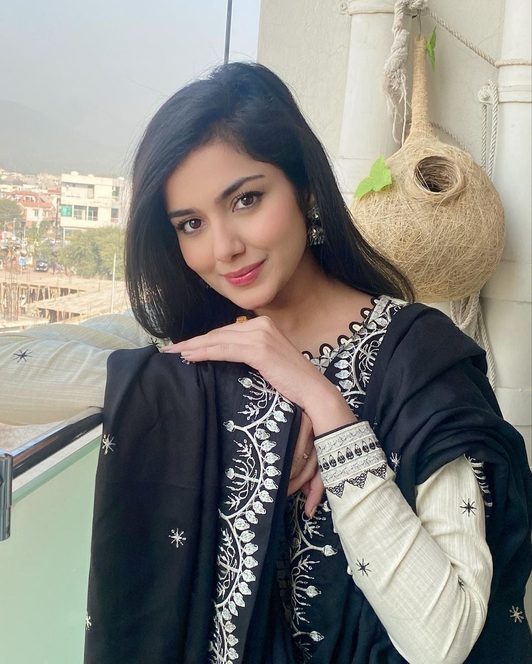 Syeda Tuba Anwar shines with ethereal elegance in charming new photos