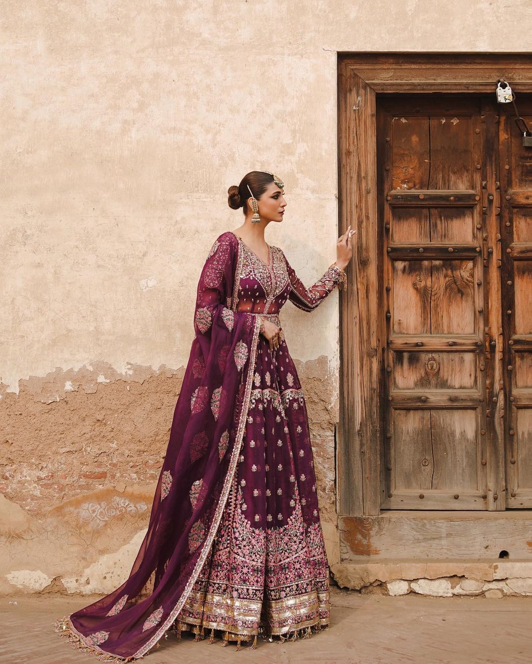 Nazish Jahangir flaunts her glam look in new photos