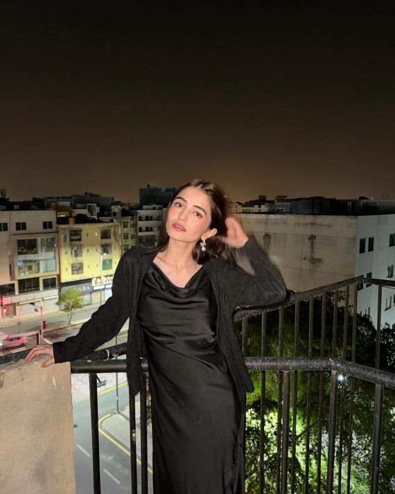 Merub Ali looks stunning at her fiancé Asim Azhar’s album launch